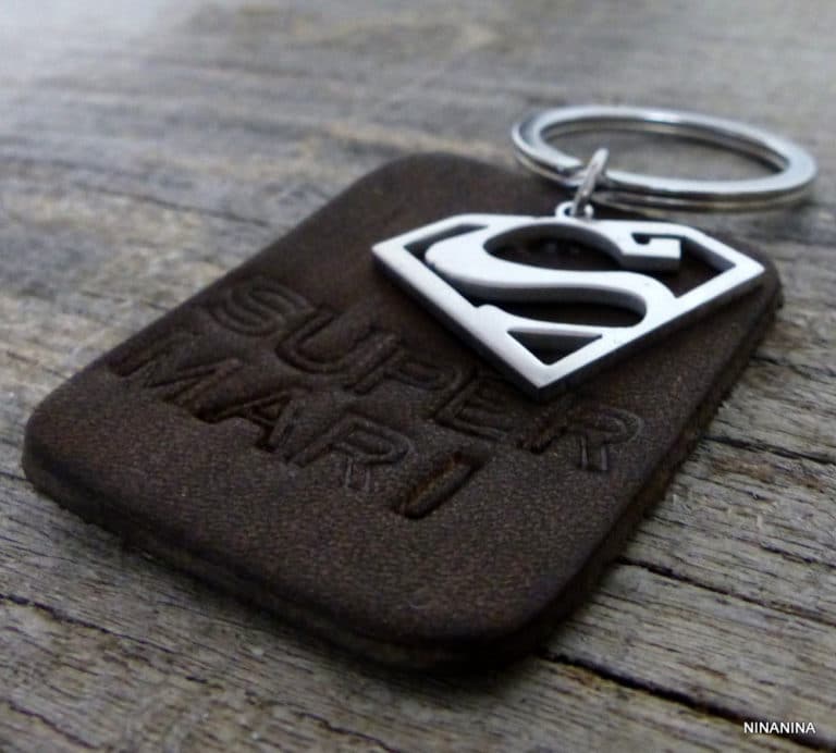 Porte clé superman homme cuir personnalisé texte - Ninanina Porte clé superman homme cuir personnalisé texte - Ninanina