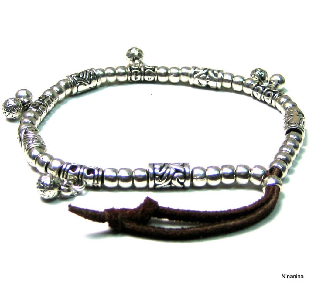 Bracelet cheville grelot métal argenté sur lacet daim - Ninanina