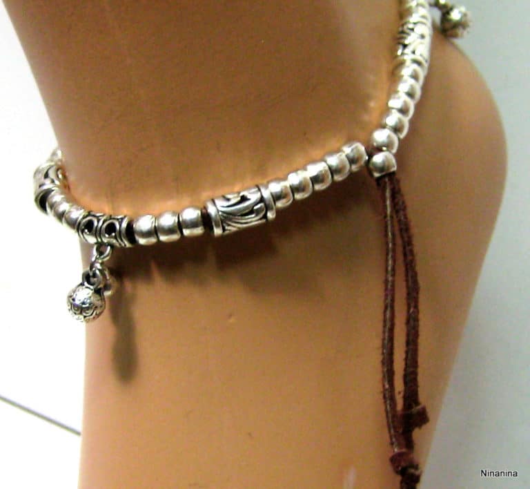 Bracelet cheville grelot métal argenté sur lacet daim - Ninanina