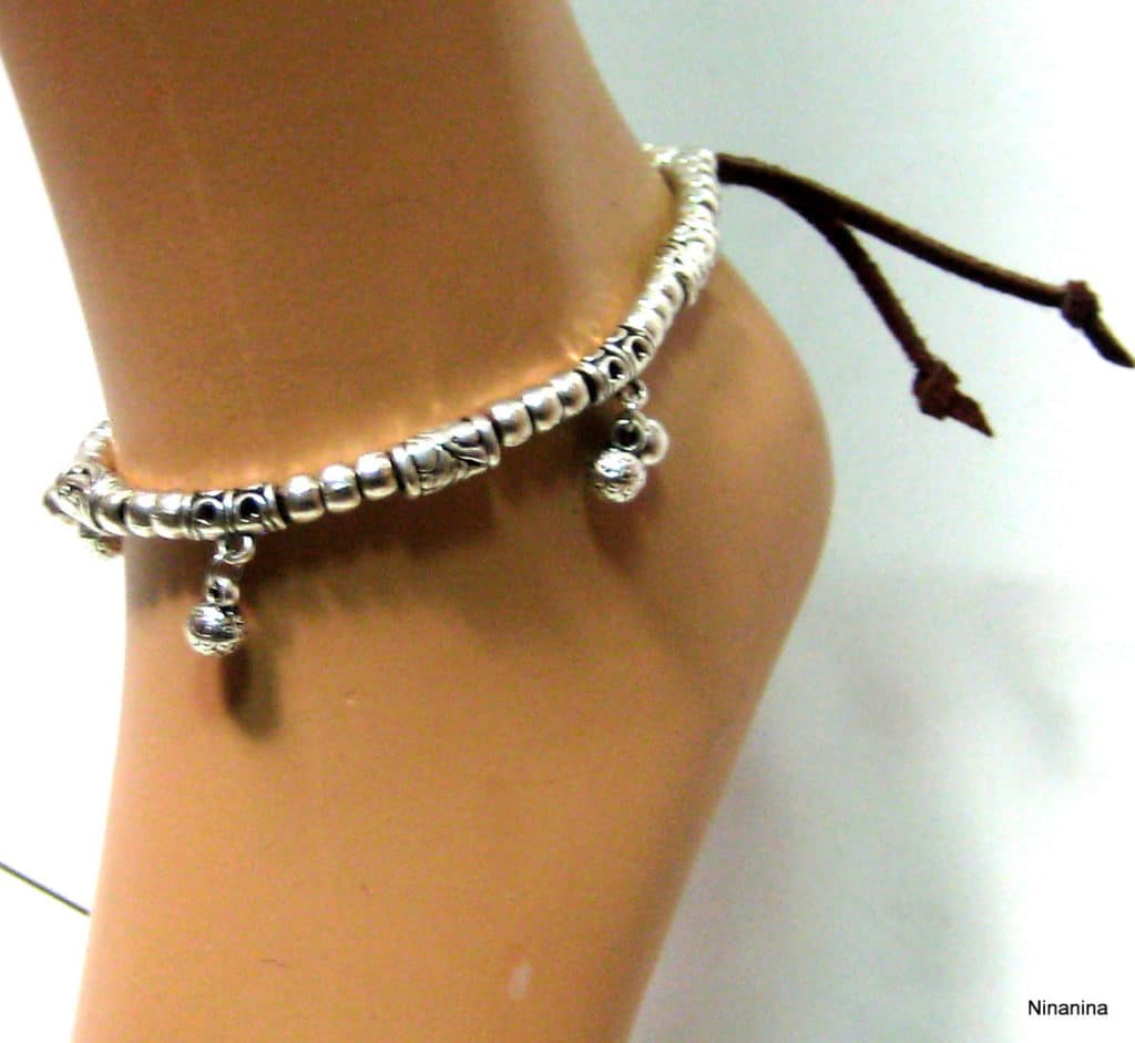 Bracelet cheville grelot métal argenté sur lacet daim - Ninanina